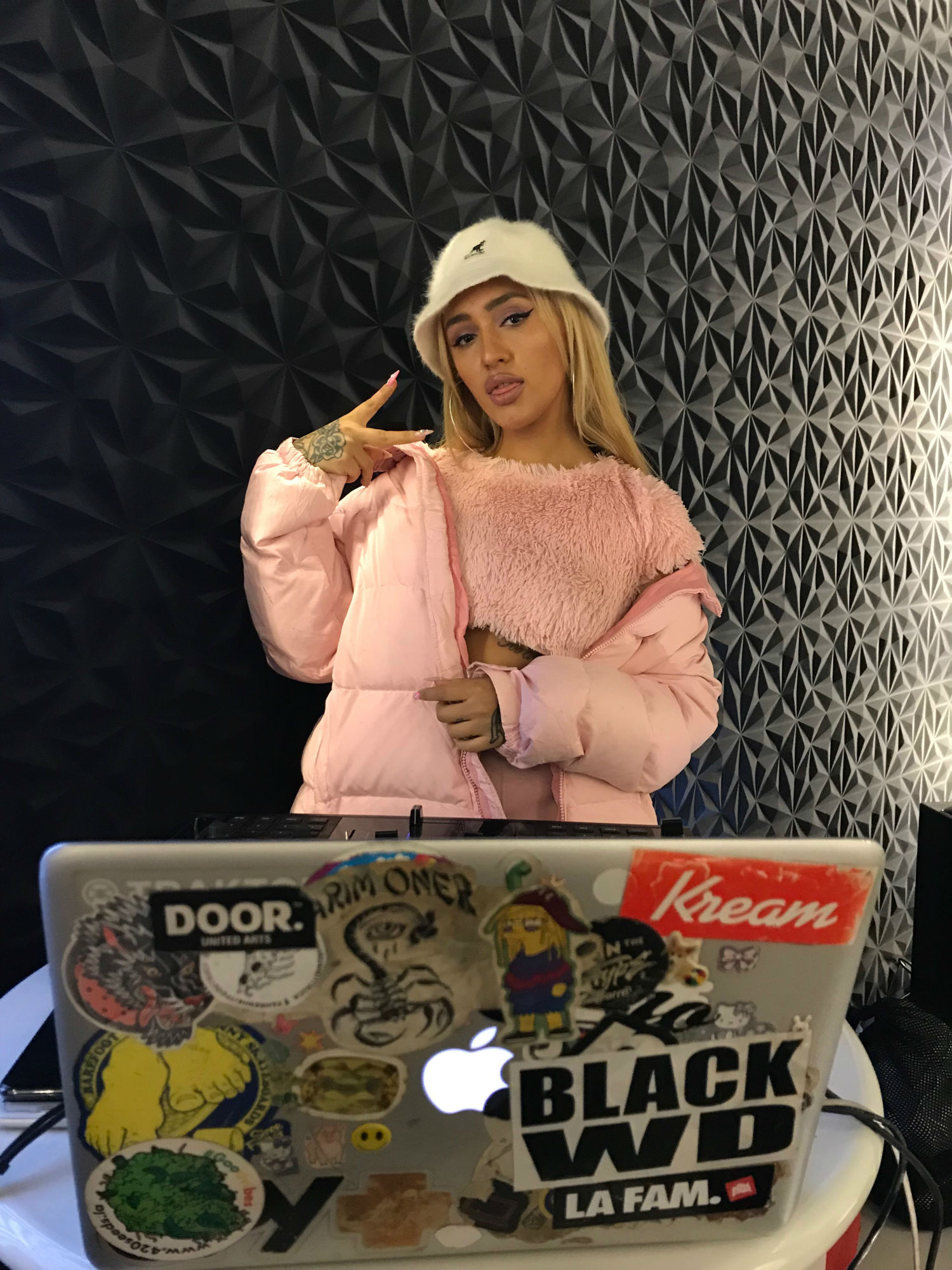 Drops llega a Chile, solo para Sneakerholic | sourmagazine.cl